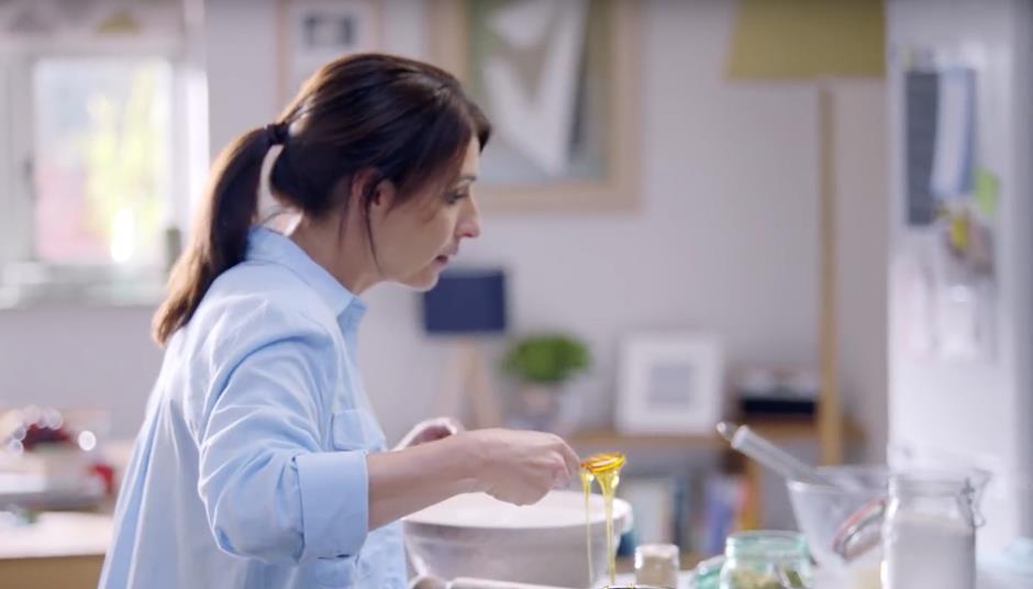 Messy mum makes saucy Lyle's Golden Syrup ad worth it | Comment ...