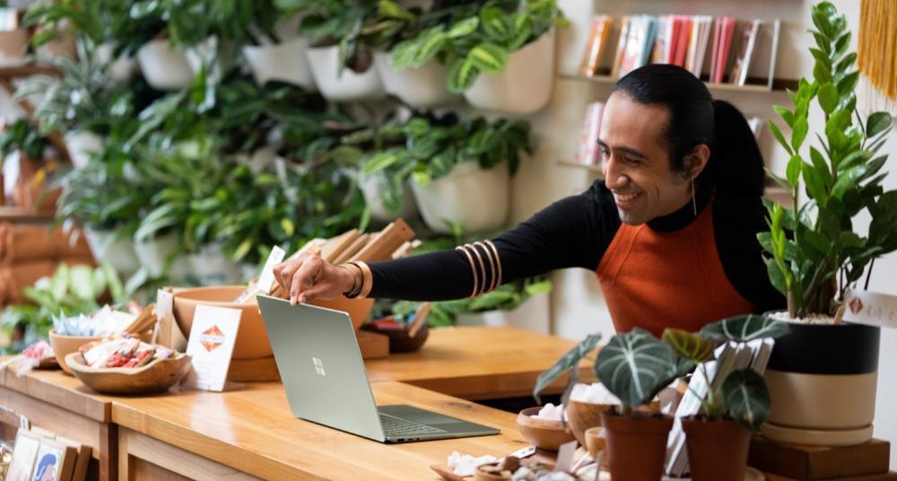How can retailers empower, connect and retain more store associates ...